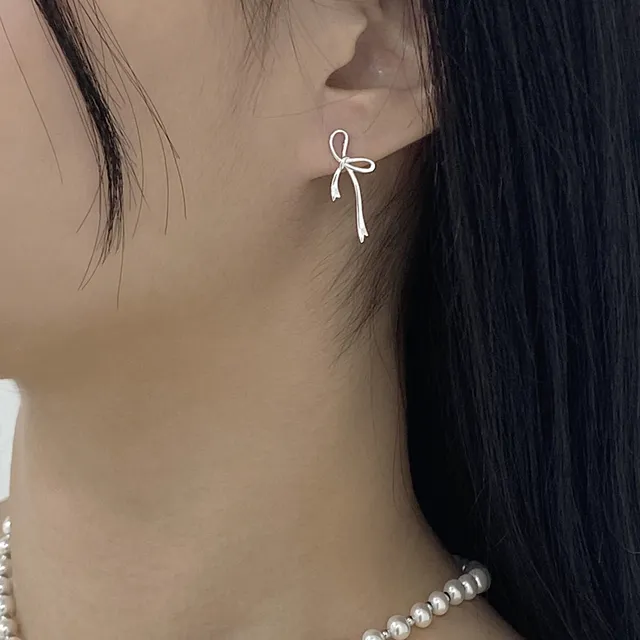 아웃스퀘어 925silver Moody ribbon earring 리본귀걸이 데이트룩 실버귀걸이 은귀걸이 위시버킷