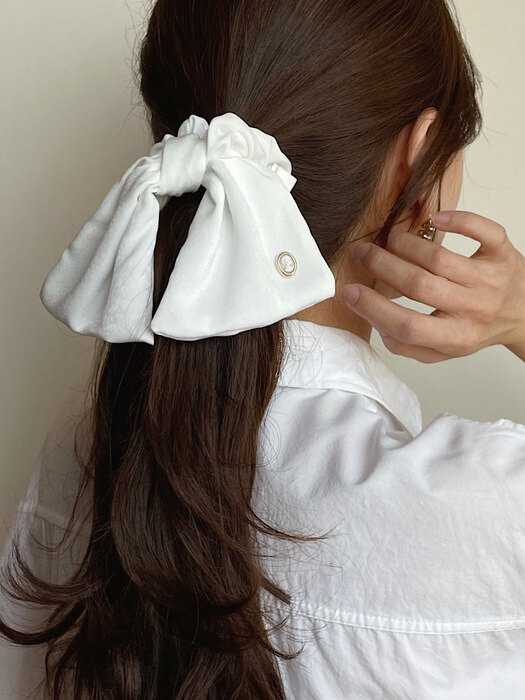 오래아뜰리에 [단독]Vintage Mood Cameo Satin Ruffle Scrunchie [White] - 위시버킷