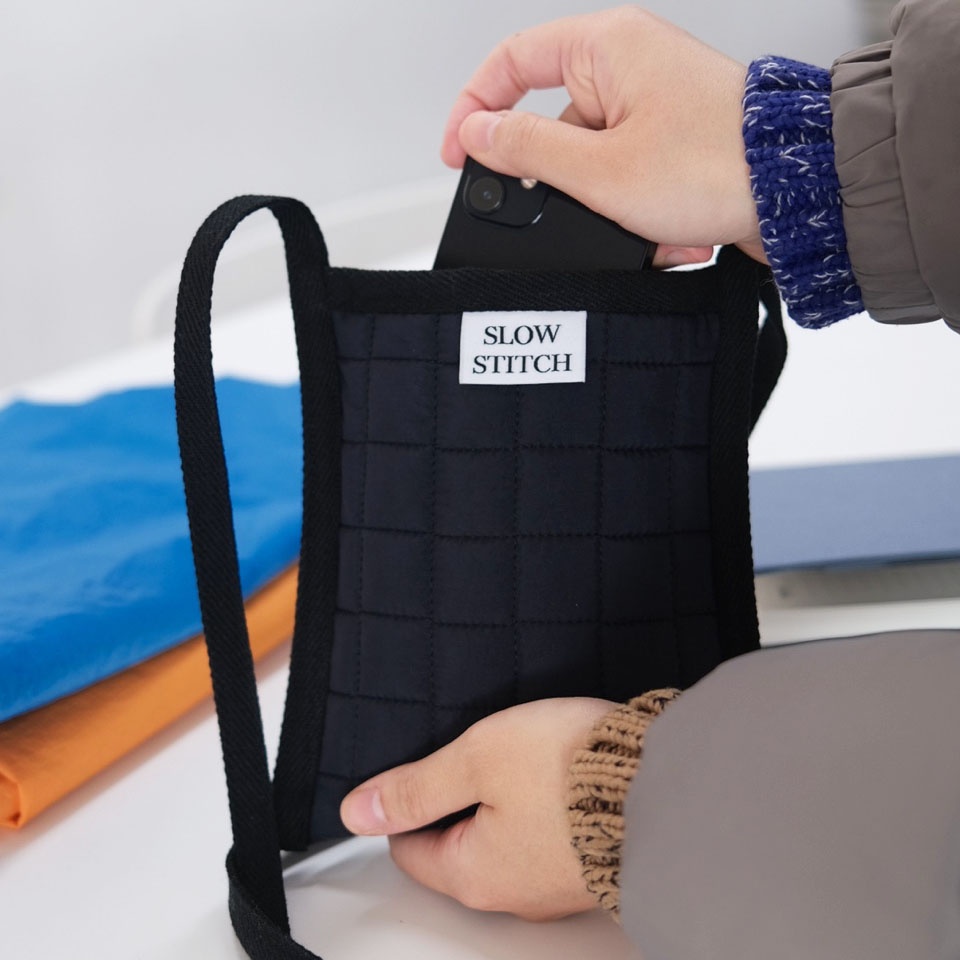 슬로우스티치 cross mini padding bag - navy - 위시버킷