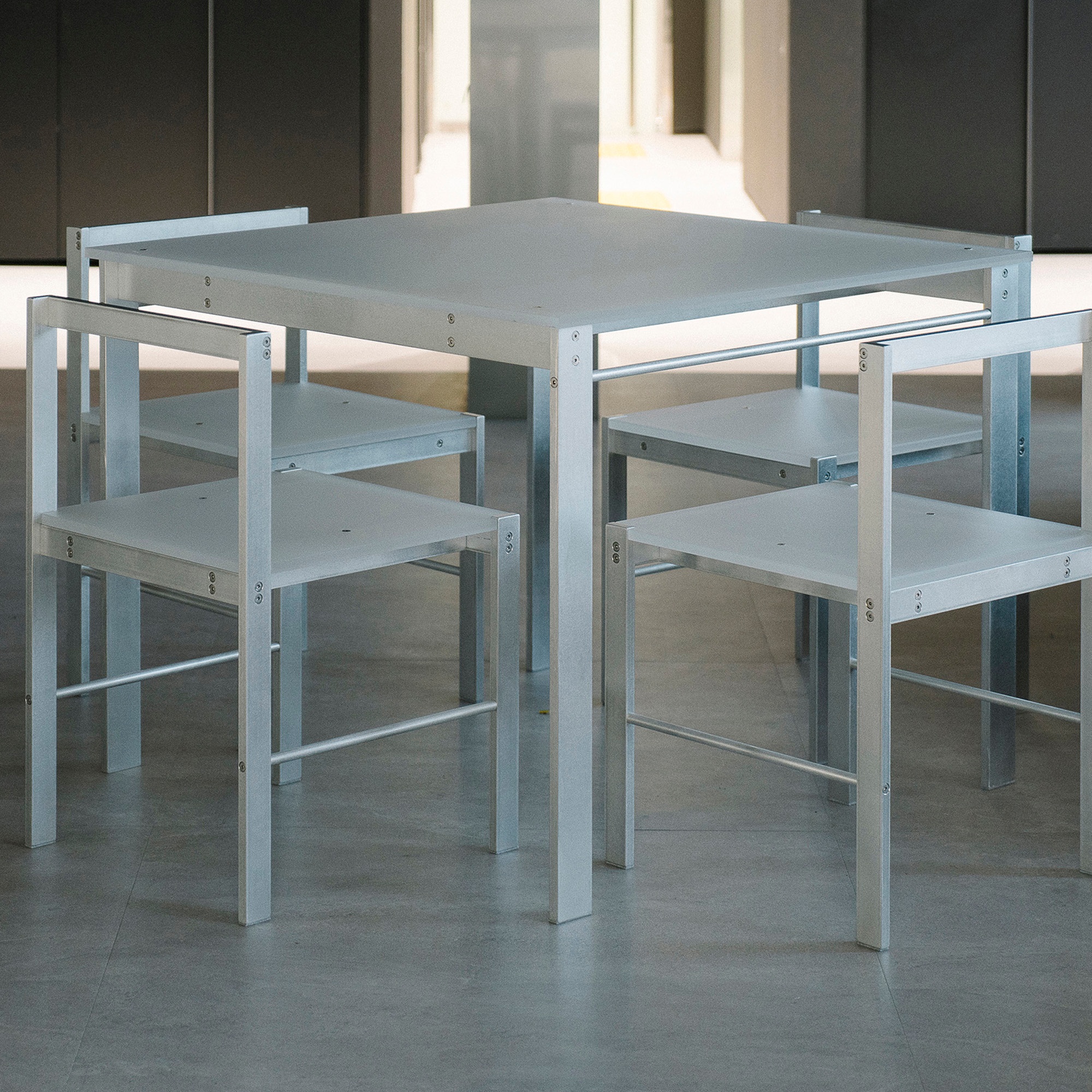 아티클리에 MORA Table - 위시버킷