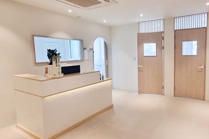 망고팩토리 안내데스크 카운터 테이블 인포메이션 코너 선반형 원목무늬 제작 식당 카페 계산대 150cm - 위시버킷