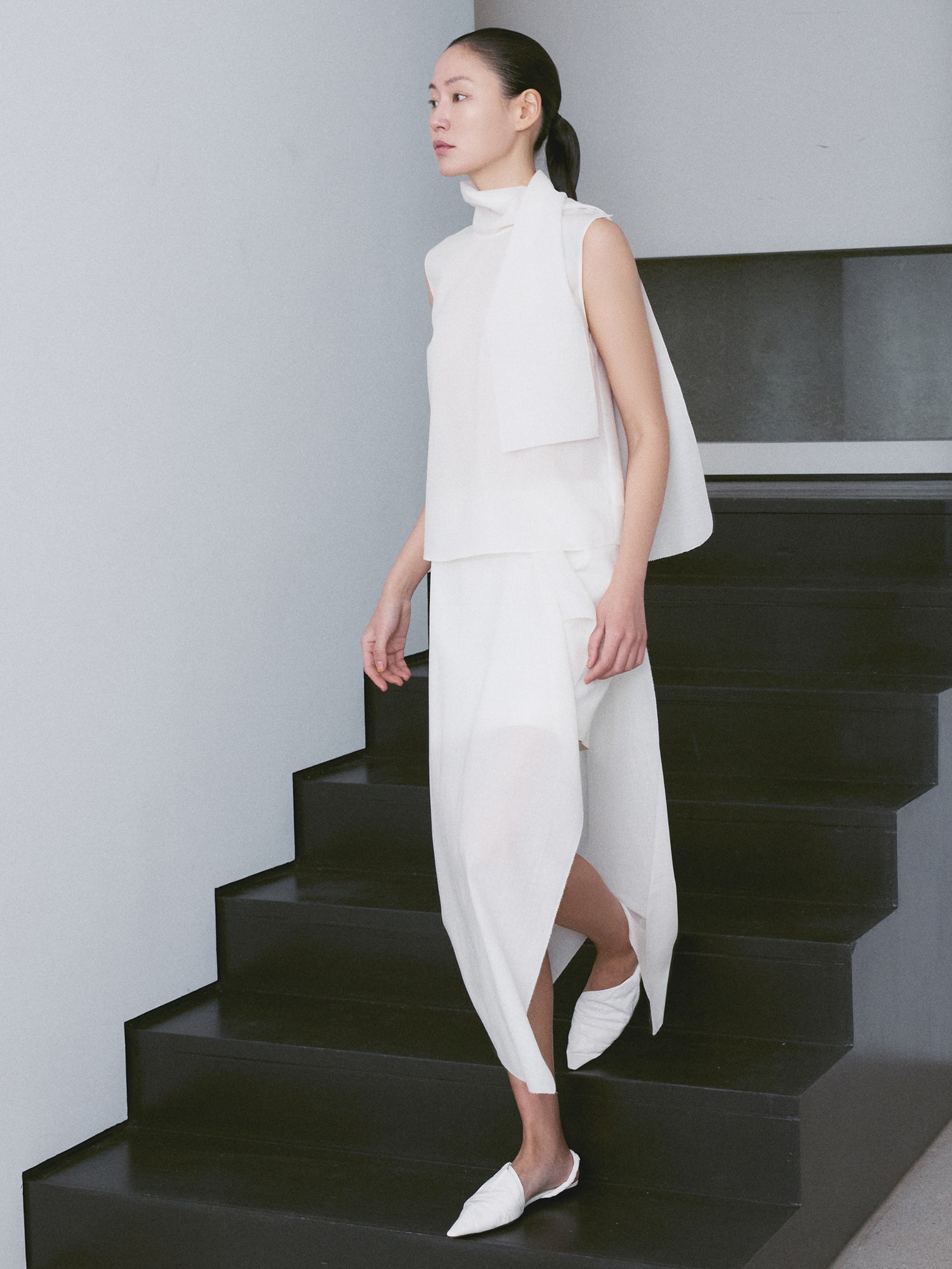 구호 [KUHO X FRANCESCO FUCCI] Scarf Panel Sleeveless Blouse - Ivory - 위시버킷