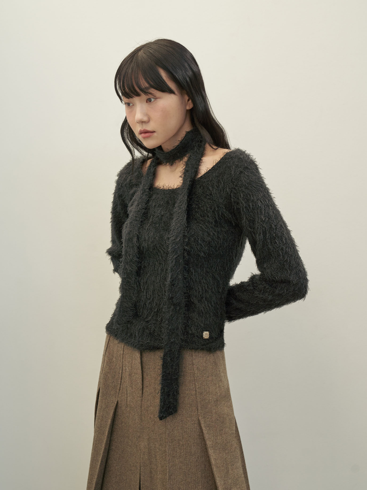 아우로 FLUFFY MUFFLER TOP [ BLACK ] - 위시버킷