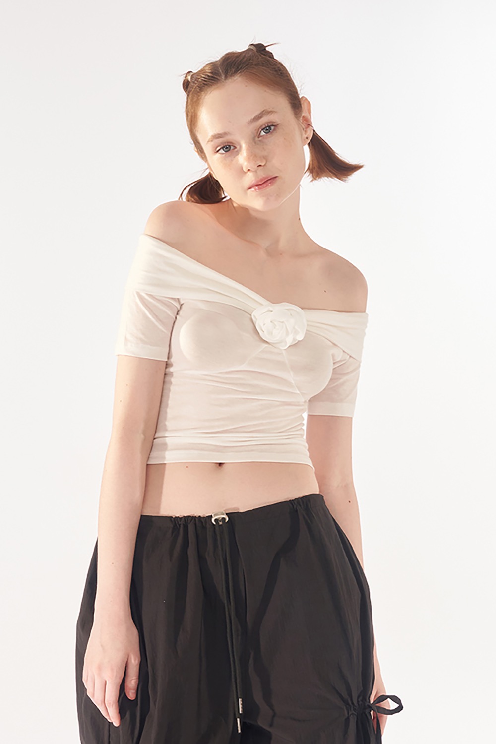 오드원아웃 (2차) Flower drape off-shoulder top_White - 위시버킷