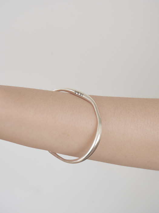 APIOH WAVE SILVER BANGLE - 위시버킷