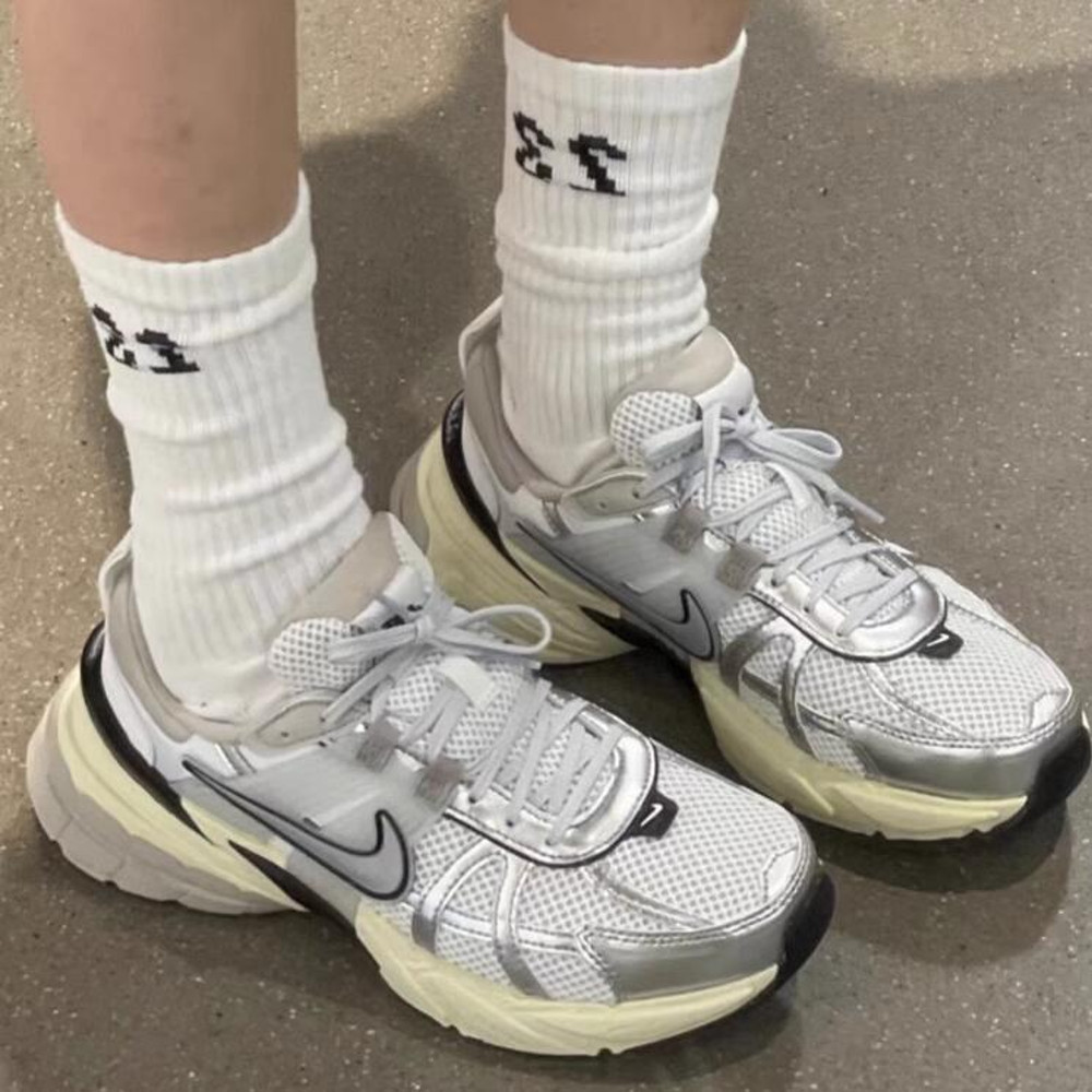 나이키 나이키 V2K 런테크 서밋 화이트 메탈릭 실버 우먼즈 FD0736-100 - 위시버킷