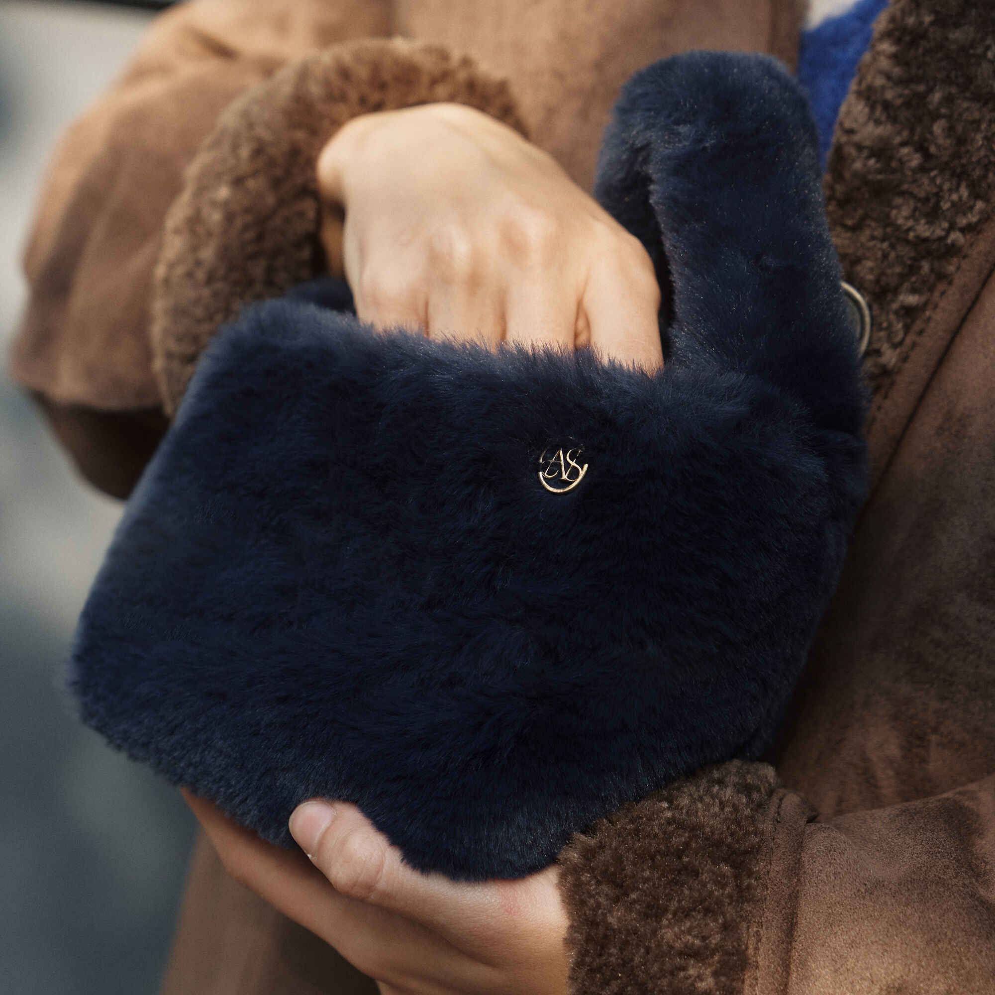 앤니즈 Fur mini Bag (navy) - 위시버킷