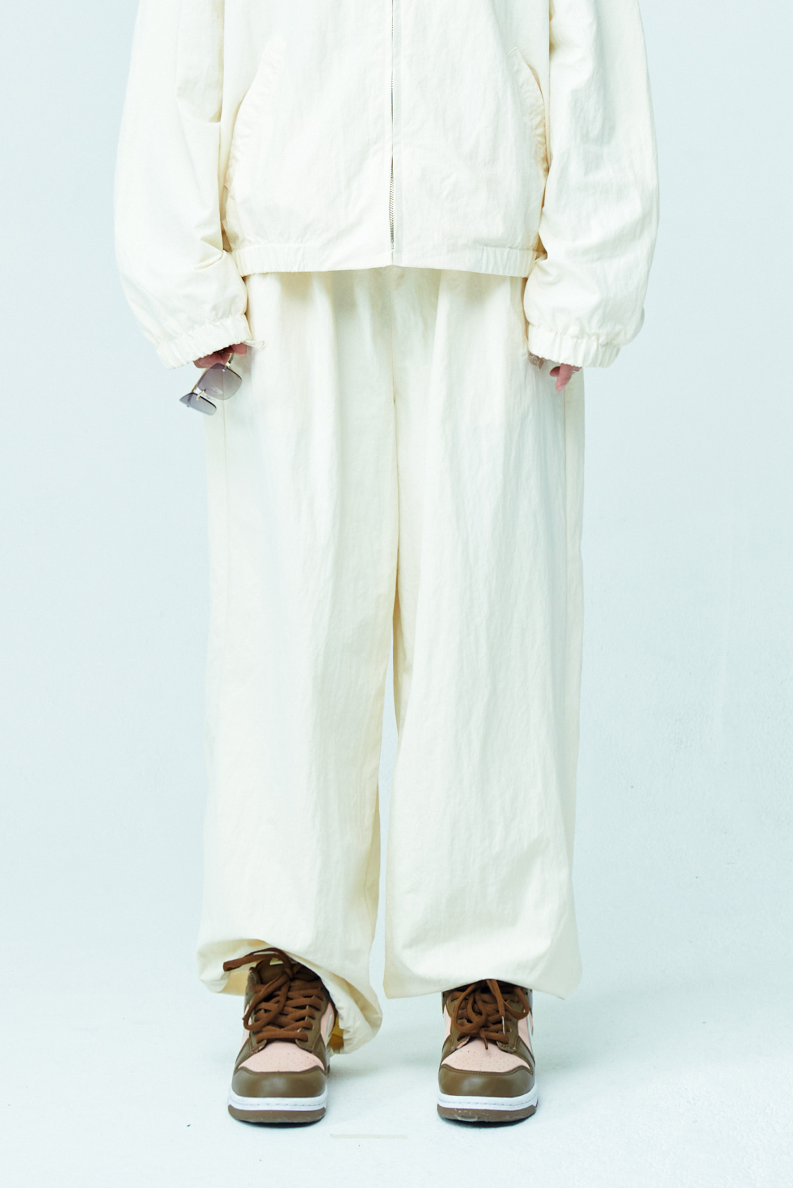 어텐션로우 ATTENTIONROW 22FW01AW025 플레인 시그니처 로고 나일론 투웨이 팬츠 (아이보리) - 위시버킷