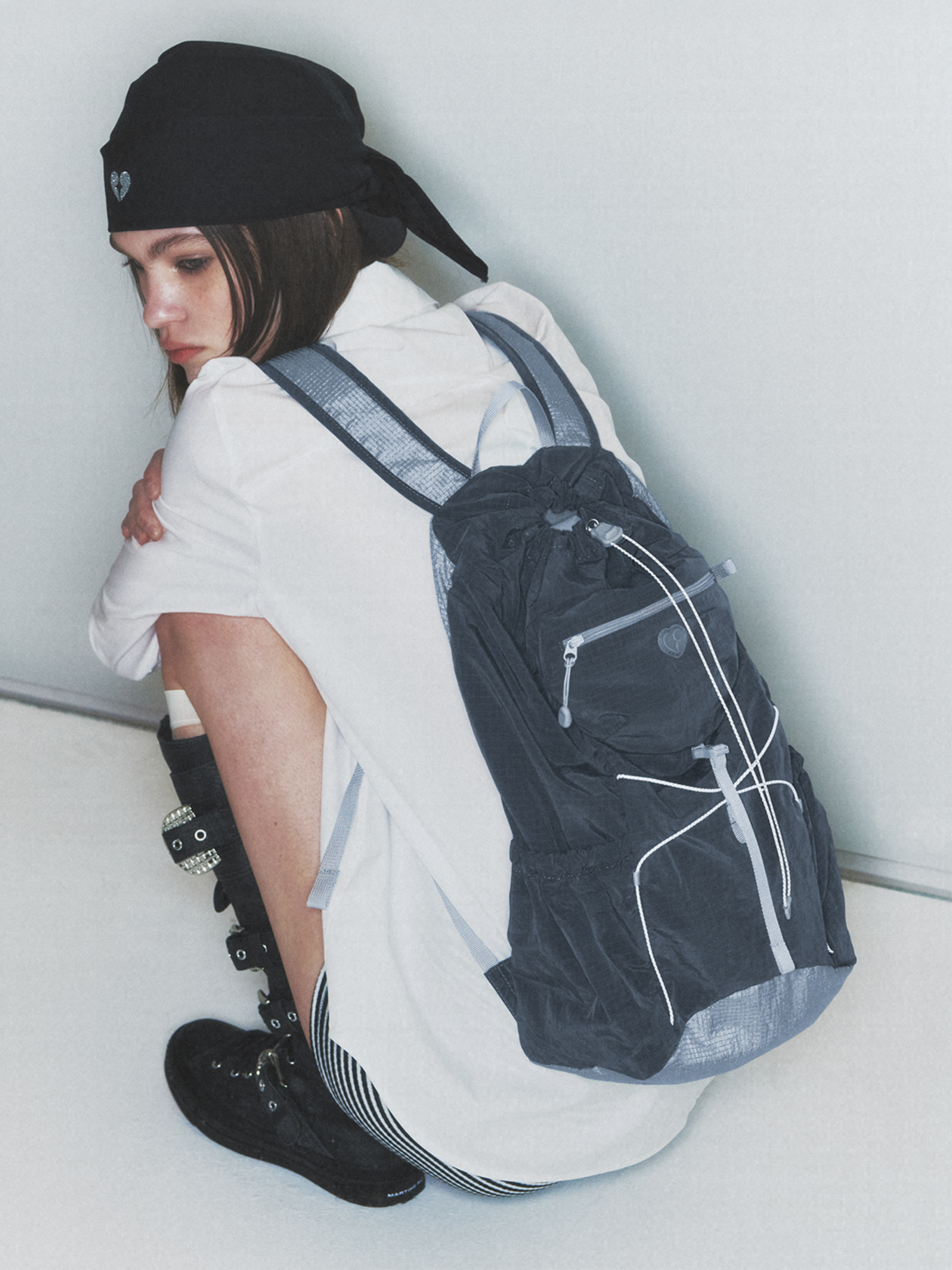 페넥 AIRY POCKET BACKPACK - CHARCOAL - 위시버킷