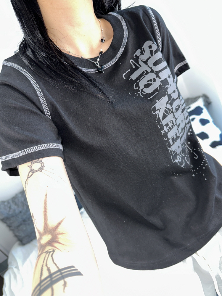 키미스 y2k 무드 오버로크 프린팅 세미 크롭 티셔츠(3color) - 위시버킷