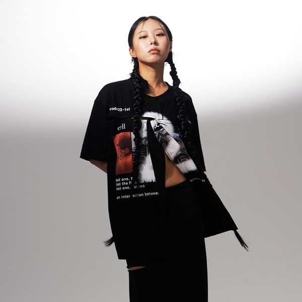 아더발란스 231 TWIST SLIT GRAPHIC T-SHIRTS [BLACK] - 위시버킷