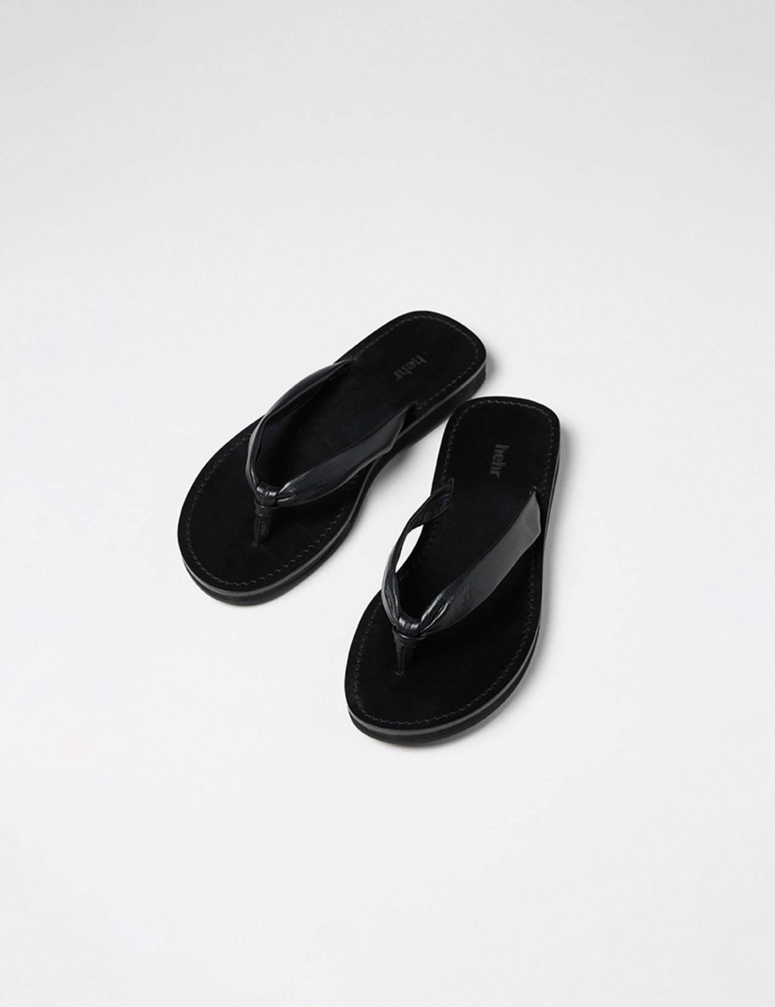 히어 HEHR Logo Flip Flops (Black) - 위시버킷