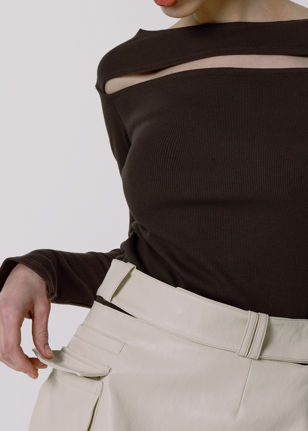 민아송 SS22 CUT OUT RIB TOP - WOOD - 위시버킷