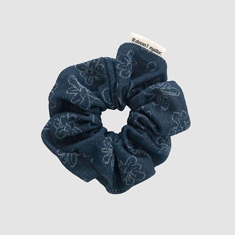 잇더즌매터 Flower denim scrunchie (Blue) - 위시버킷