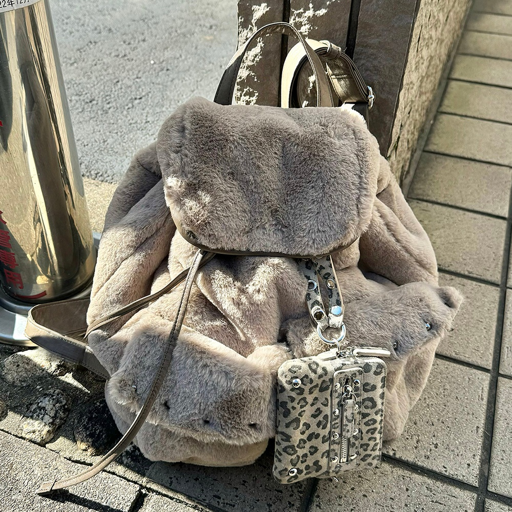 다이닛 POM POM FUR BACKPACK IN MOCHA - 위시버킷