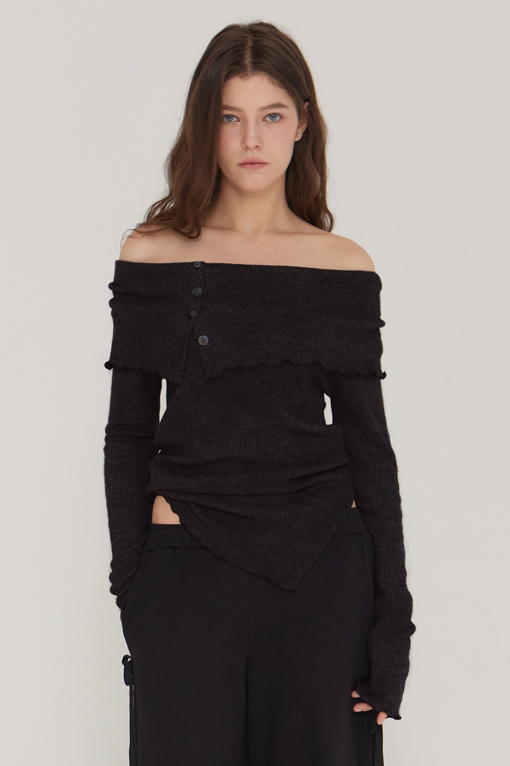 디어스토커 KATE BUTTON OFF-SHOULDER T - BLACK - 위시버킷