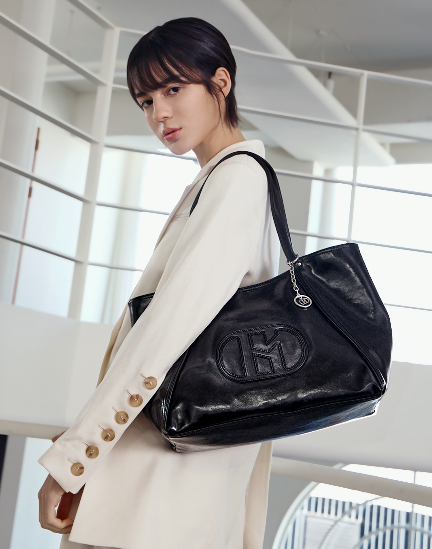 헤지스액세서리 [24SS] [H20크링클] 시그니처 H 패치 블랙 와이드 쇼퍼백 L (롱스트랩SET) - 위시버킷