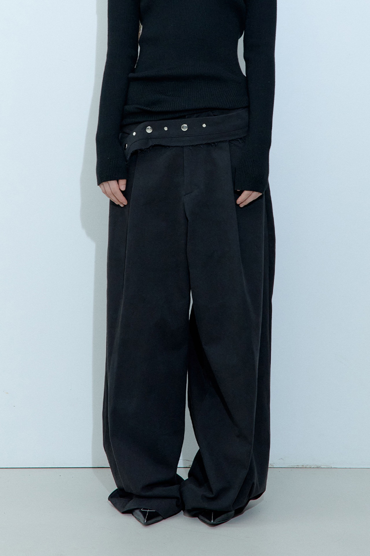러프넥 STRUCTURED PANTS BLACK - 위시버킷