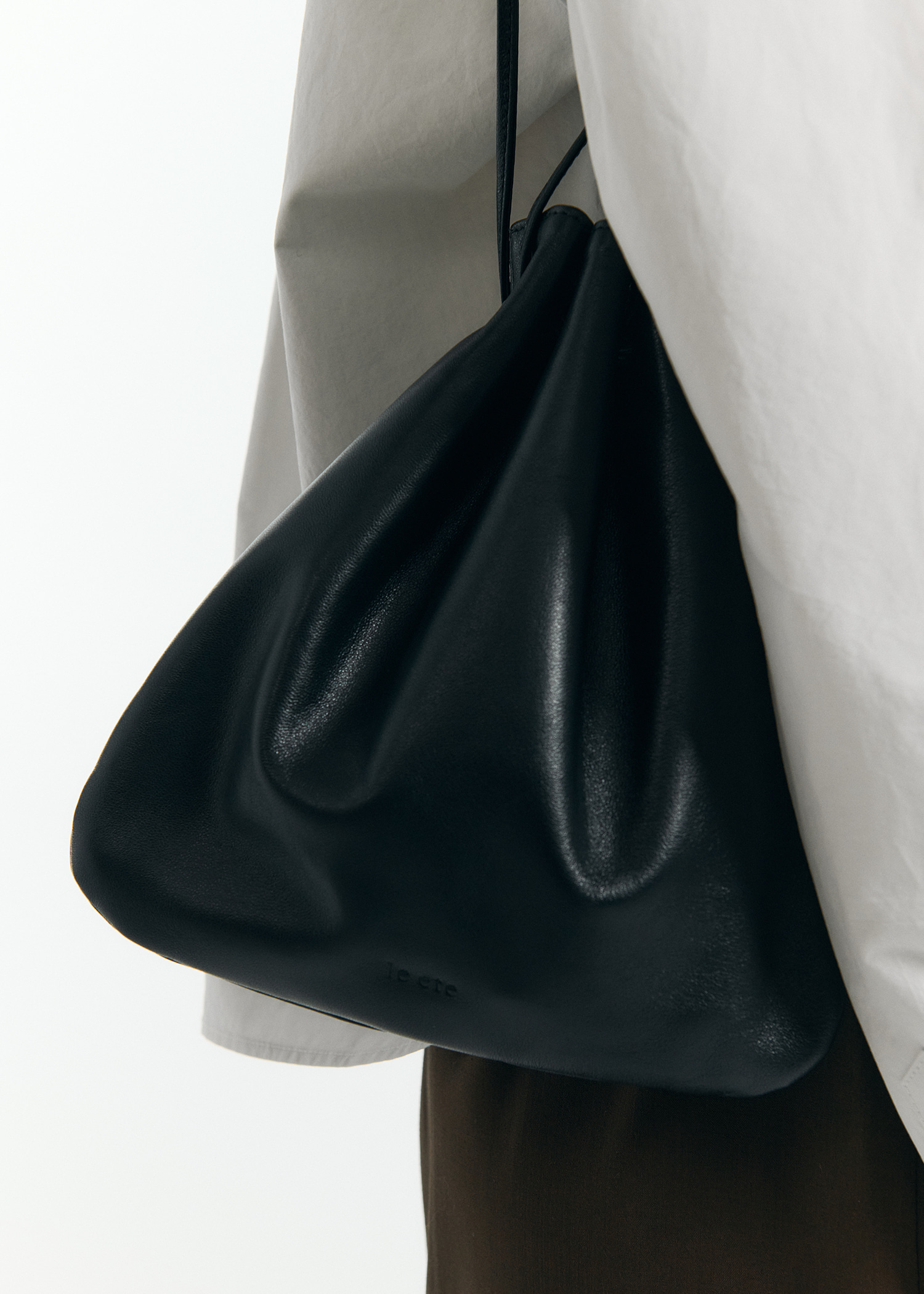 르에떼 Douce Pouch Bag in Black - 위시버킷