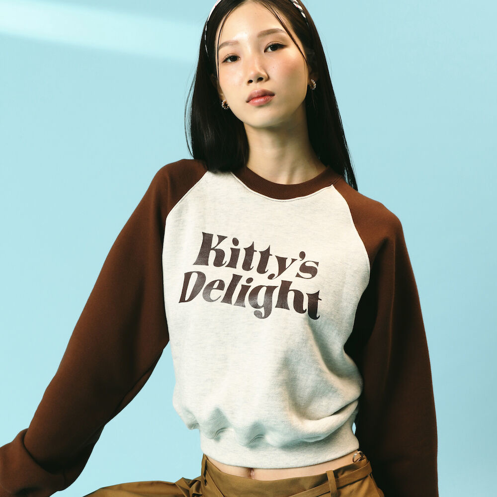 퍼피스 딜라이트 Kitty's delight typo Crop Raglan Sweatshirts oatmeal - 위시버킷