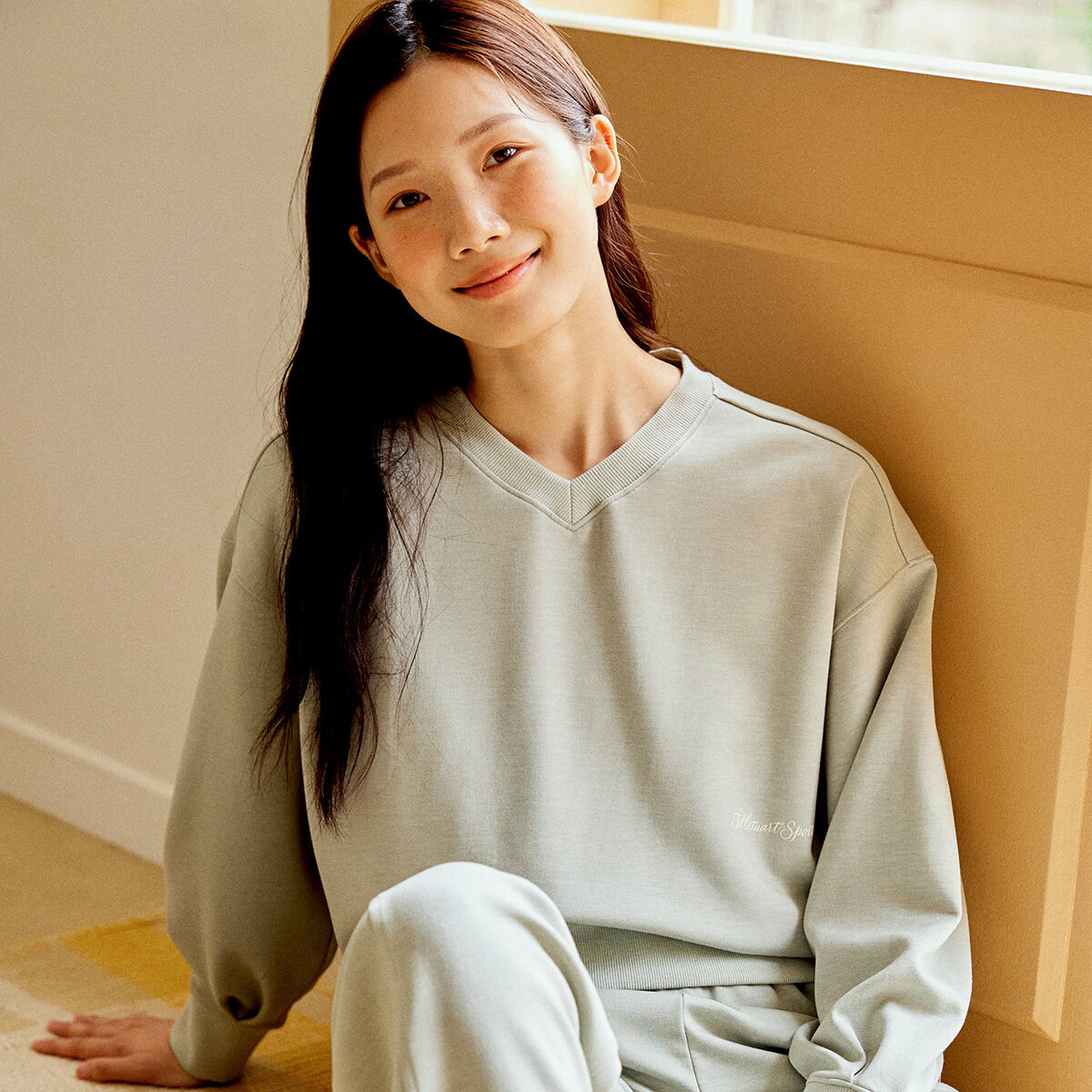 질스튜어트 스포츠 뉴욕 [SOF-LAX] 라이트카키 소프트터치 V넥 크롭 여성 맨투맨 - 위시버킷