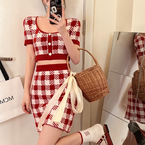 위드포에버 투피스세트여름신상 레드 라인 화이트 체크 패턴 라운드넥 반팔 크롭 니트 여름 얇은 니트 하이웨스트 H라인 미니스커트 투피스 셋업 세트 봄신상 데이트룩 여친룩