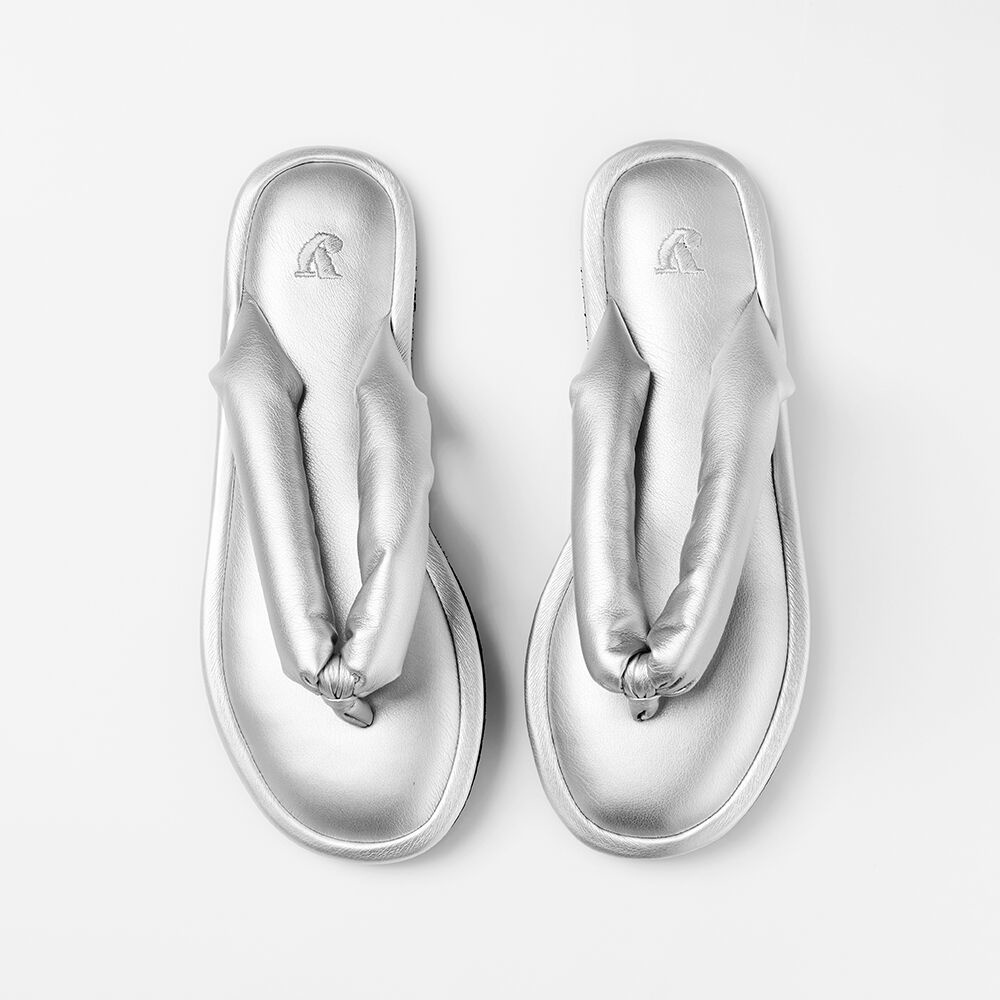 여밈 [1차] 7/13 배송 [2차] 7/21 배송 easygoing slippers (silver) - 위시버킷