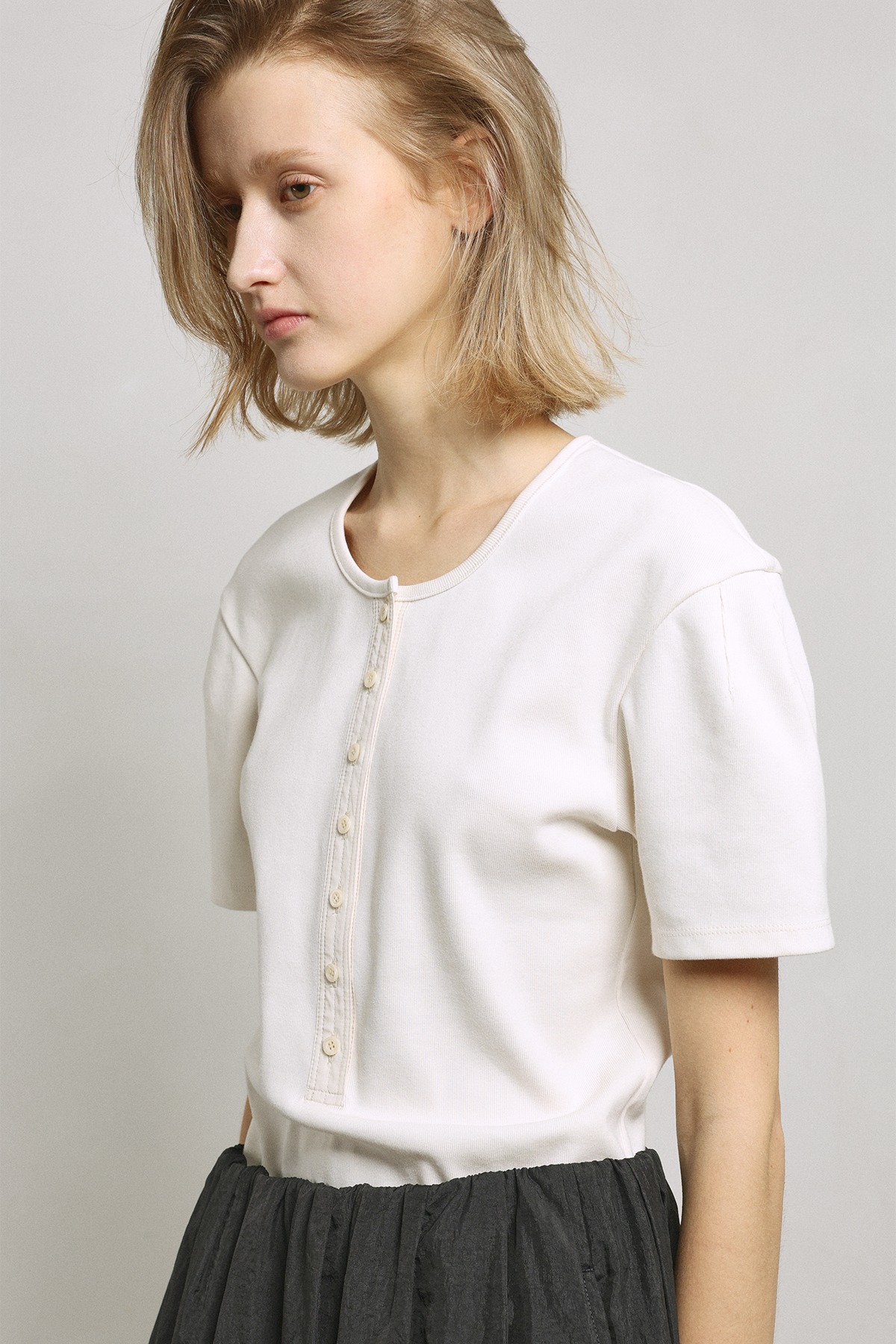 무아르보 Round Neck Button-Up T-Shirt _ Ivory - 위시버킷