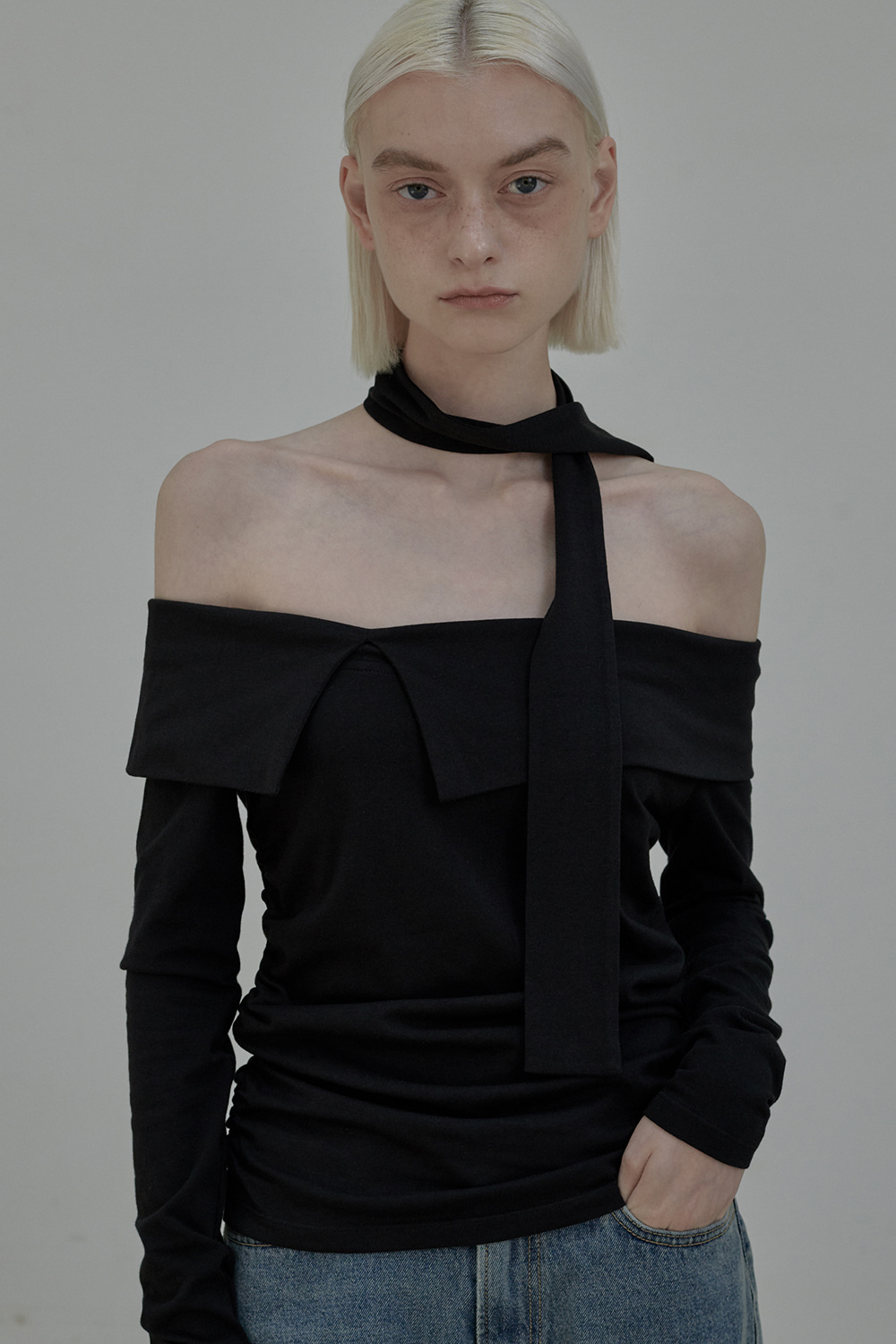 마우솔레움 Off-Shoulder scarf t-shirt - Black - 위시버킷