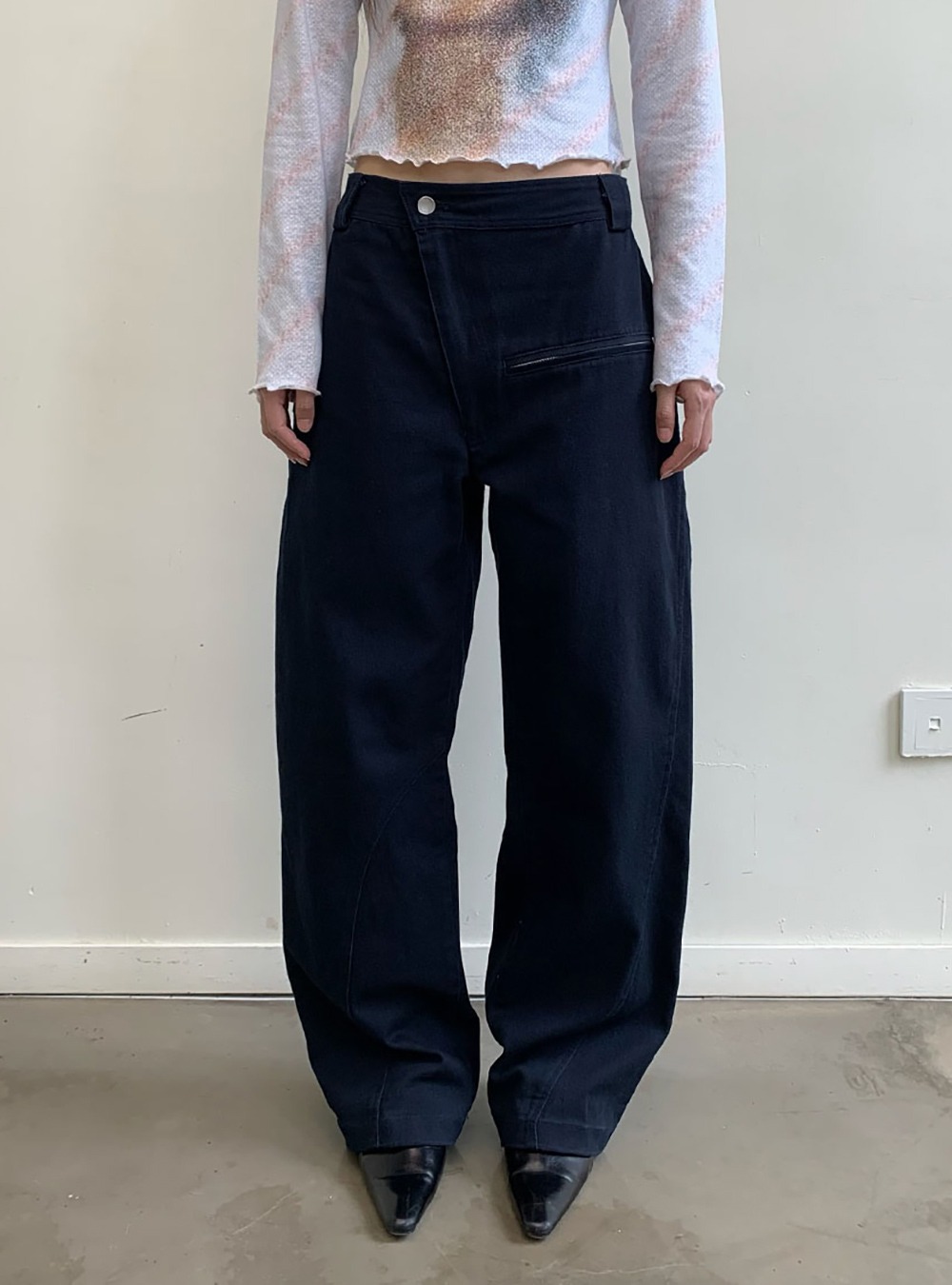 비엑세스 [NeverSeez] Angled-Cut Relaxed Pants - 위시버킷