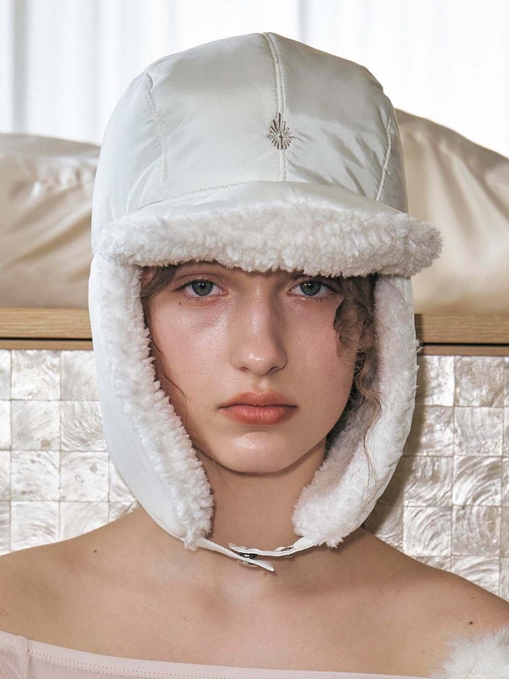 포에지담 PADDING EARFLAP HAT IN IVORY - 위시버킷