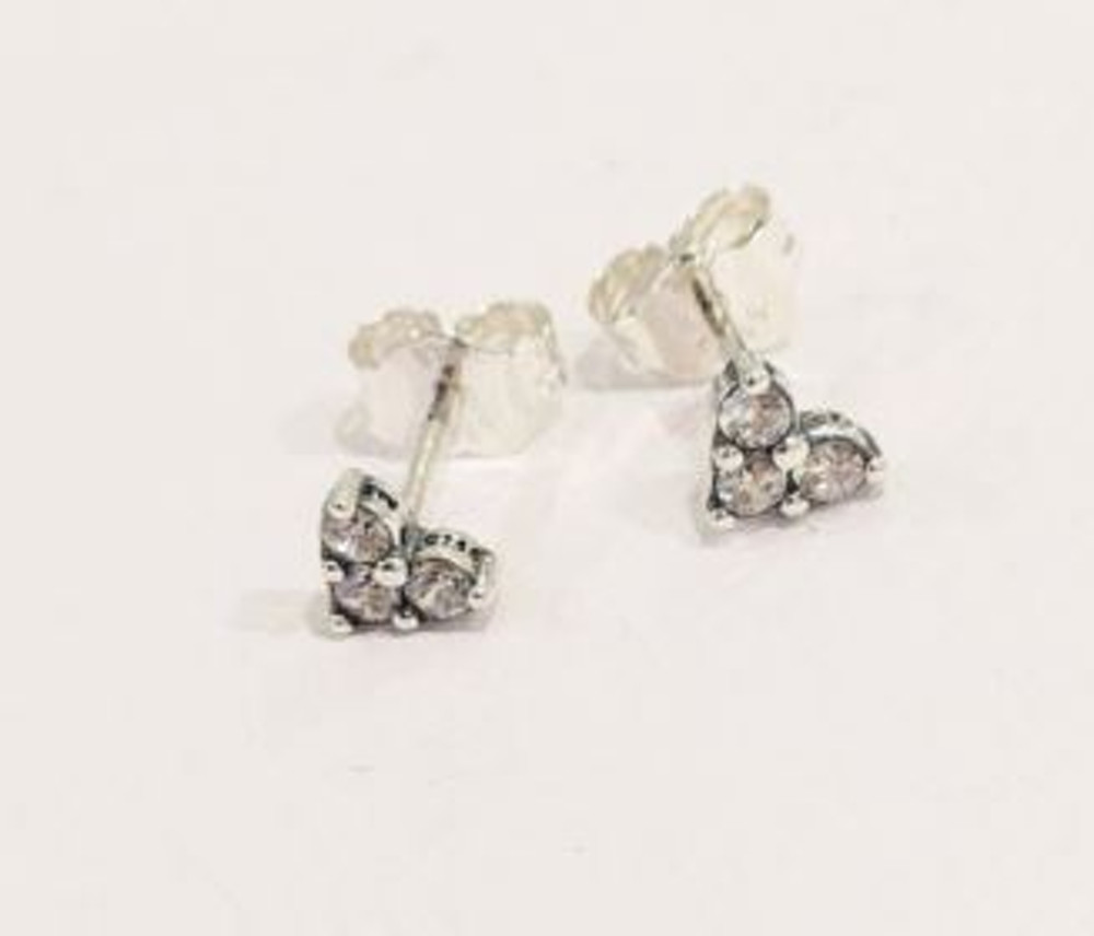 판도라 판도라 293003C01 트리플 스톤 하트 스터드 이어링 - 위시버킷