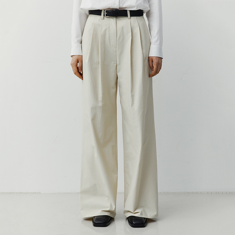 노티아 GLOSSY TWO TUCK PANTS - BEIGE - 위시버킷