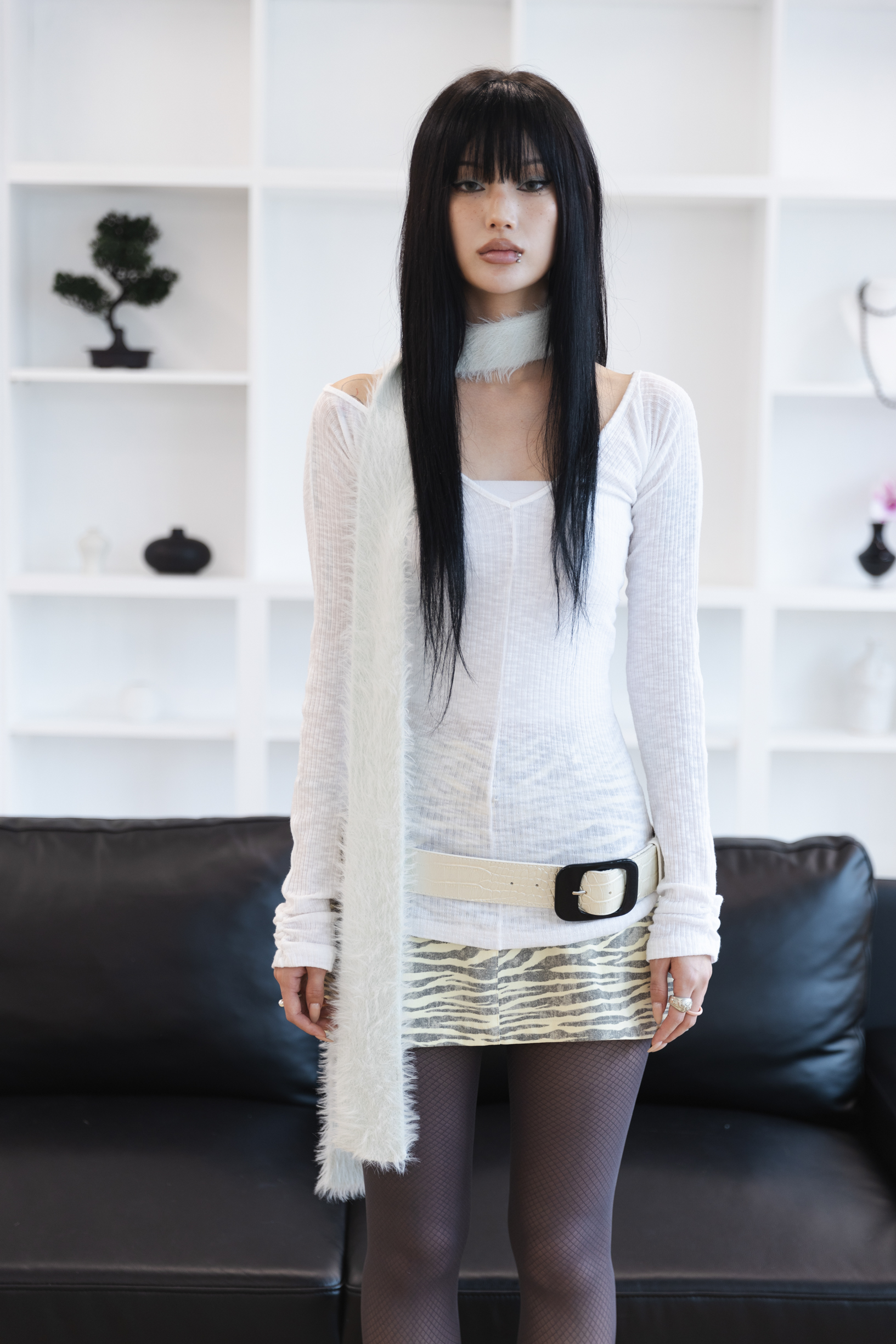 미애 [Sepia] Pure slim v-neck T (2way) (Black/White) - 위시버킷