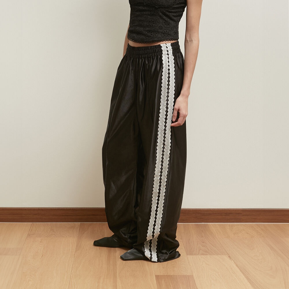 솔티페블 [3차 리오더] GLOSSY LACE TRACK PANTS [BLACK] - 위시버킷