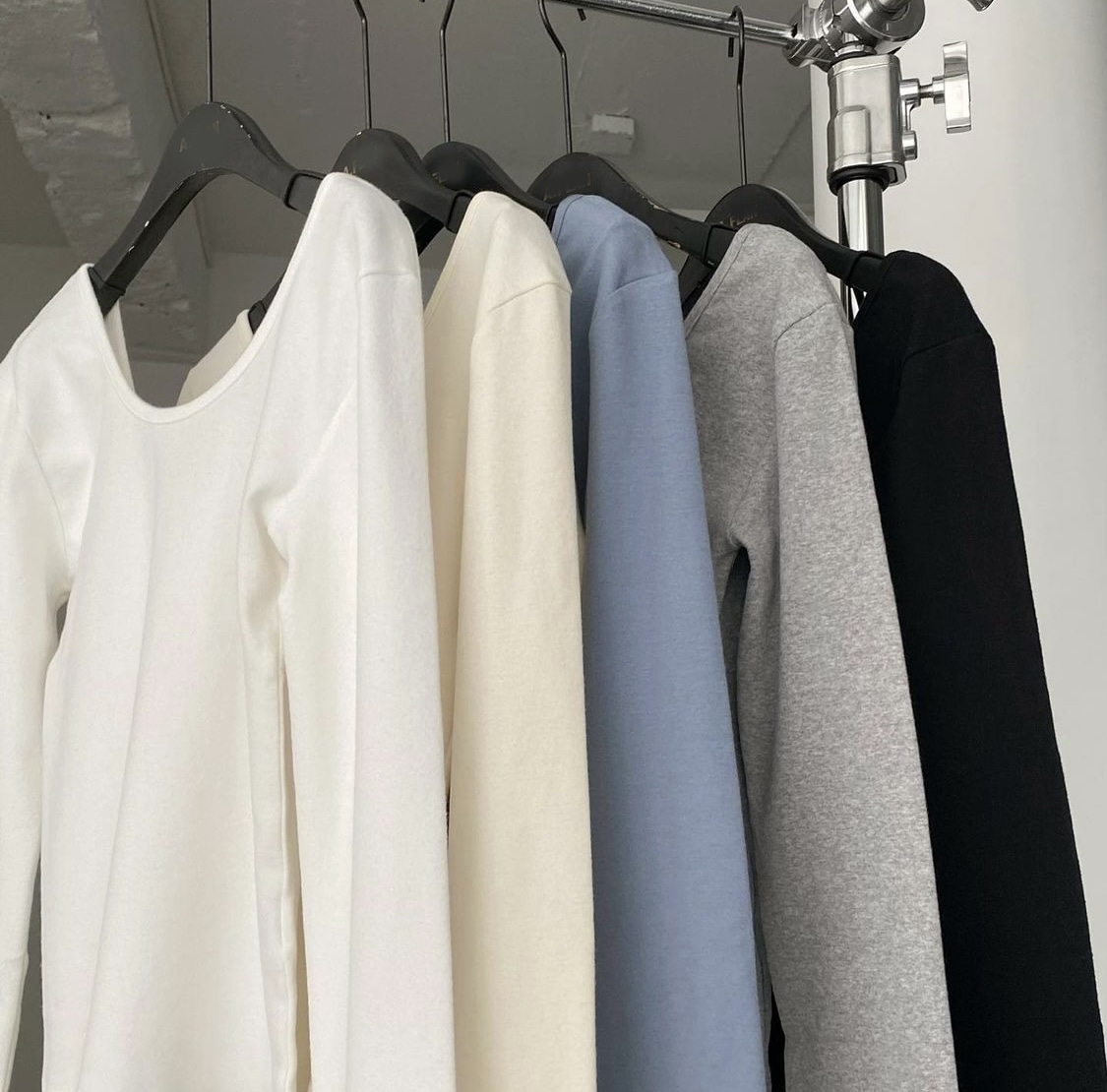 수더븐 deep u neck t-shirt - 위시버킷