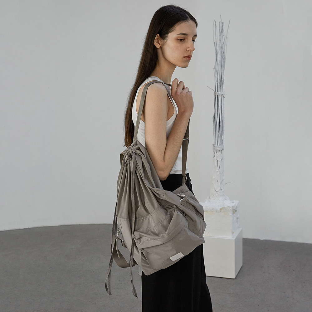 페넥 DRAWSTRING BACKPACK - GRAYISH BROWN - 위시버킷