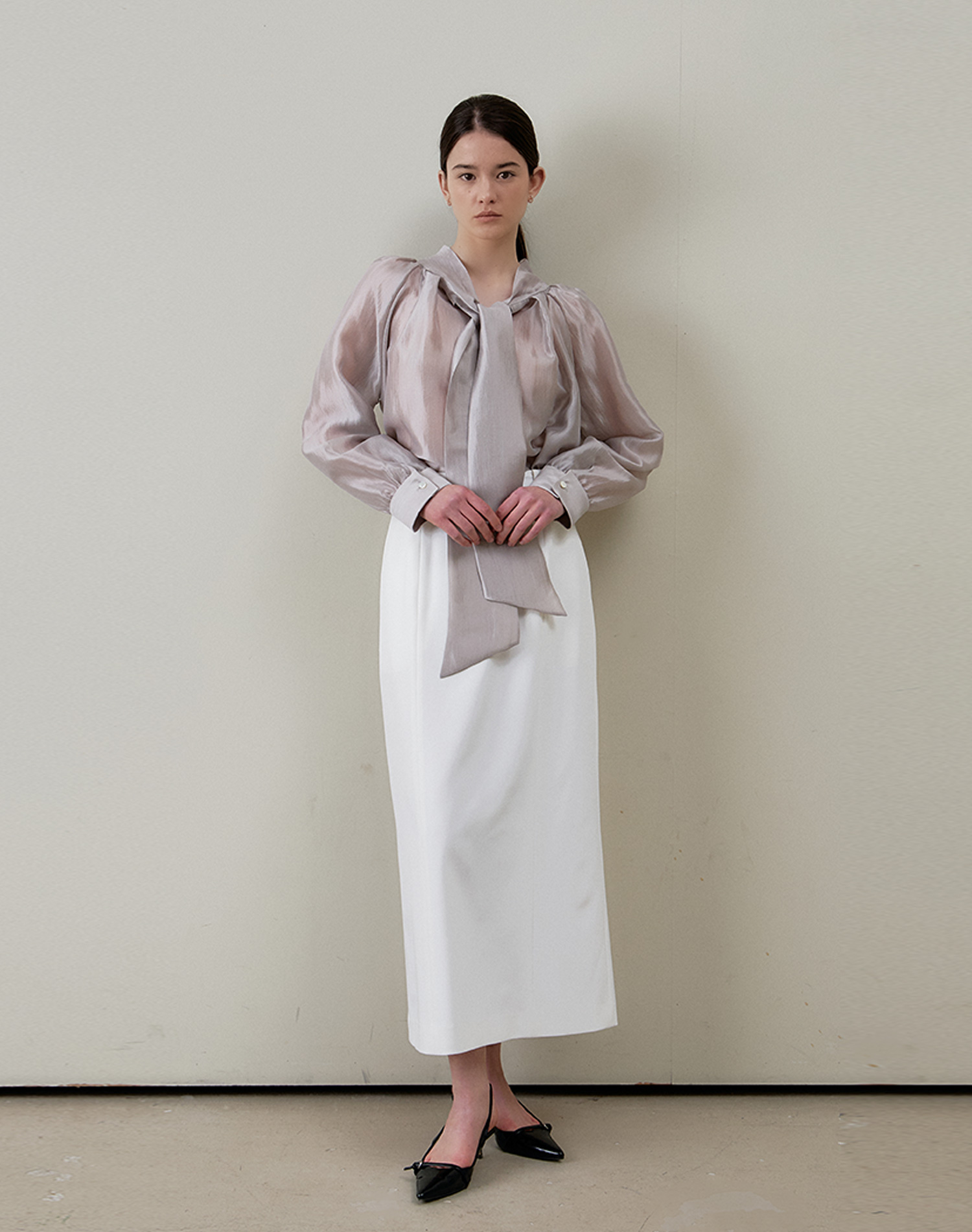 지에마르 TWIST TWO WAY TIE BLOUSE GRAY 트위스트 투웨이 타이 블라우스 그레이 - 위시버킷